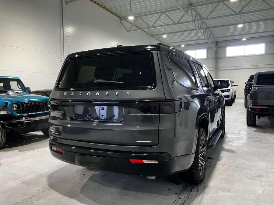 Grey Jeep Wagoneer 2022 in Klaipeda, with an engine capacity of 5.65 L and mileage of 59 thousand km for 46585 €, photo 5 on AUTOMOTO.COM.LV