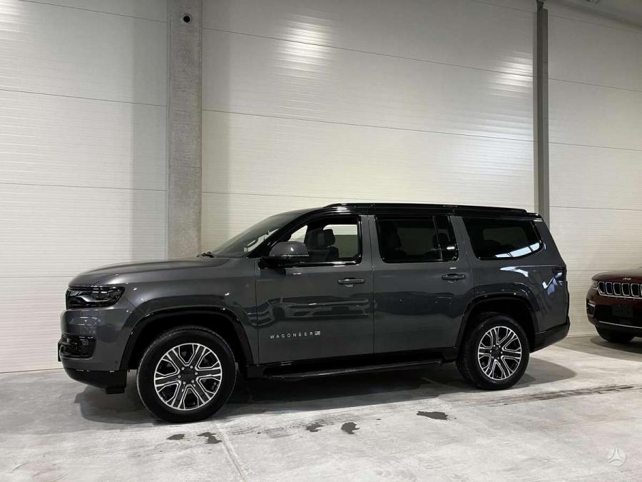 Grey Jeep Wagoneer 2022 in Klaipeda, with an engine capacity of 5.65 L and mileage of 59 thousand km for 46585 €, photo 7 on AUTOMOTO.COM.LV
