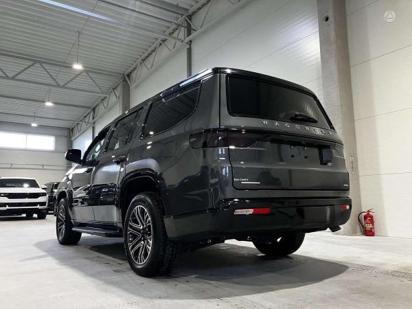 Grey Jeep Wagoneer 2022 in Klaipeda, with an engine capacity of 5.65 L and mileage of 59 thousand km for 46585 €, photo 7 on AUTOMOTO.COM.LV