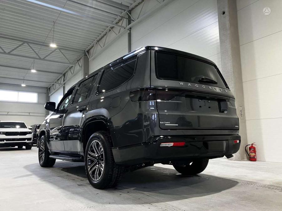Grey Jeep Wagoneer 2022 in Klaipeda, with an engine capacity of 5.65 L and mileage of 59 thousand km for 46585 €, photo 8 on AUTOMOTO.COM.LV