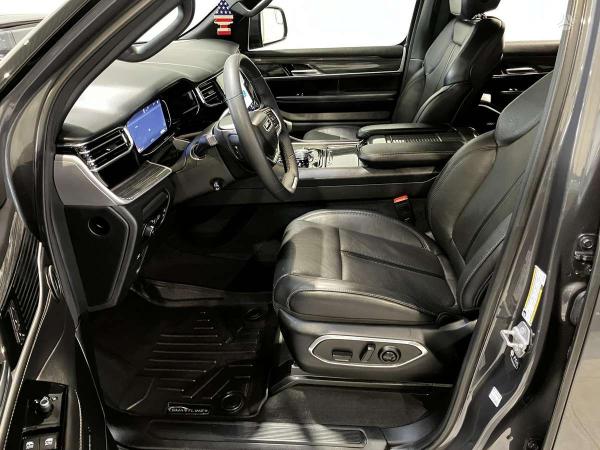 Grey Jeep Wagoneer 2022 in Klaipeda, with an engine capacity of 5.65 L and mileage of 59 thousand km for 46585 €, photo 8 on AUTOMOTO.COM.LV