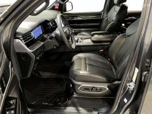 Grey Jeep Wagoneer 2022 in Klaipeda, with an engine capacity of 5.65 L and mileage of 59 thousand km for 46585 €, photo 9 on AUTOMOTO.COM.LV
