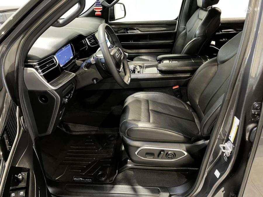 Grey Jeep Wagoneer 2022 in Klaipeda, with an engine capacity of 5.65 L and mileage of 59 thousand km for 46585 €, photo 9 on AUTOMOTO.COM.LV
