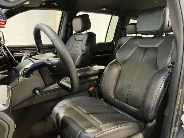 Grey Jeep Wagoneer 2022 in Klaipeda, with an engine capacity of 5.65 L and mileage of 59 thousand km for 46585 €, photo 10 on AUTOMOTO.COM.LV