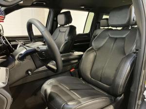 Grey Jeep Wagoneer 2022 in Klaipeda, with an engine capacity of 5.65 L and mileage of 59 thousand km for 46585 €, photo 11 on AUTOMOTO.COM.LV