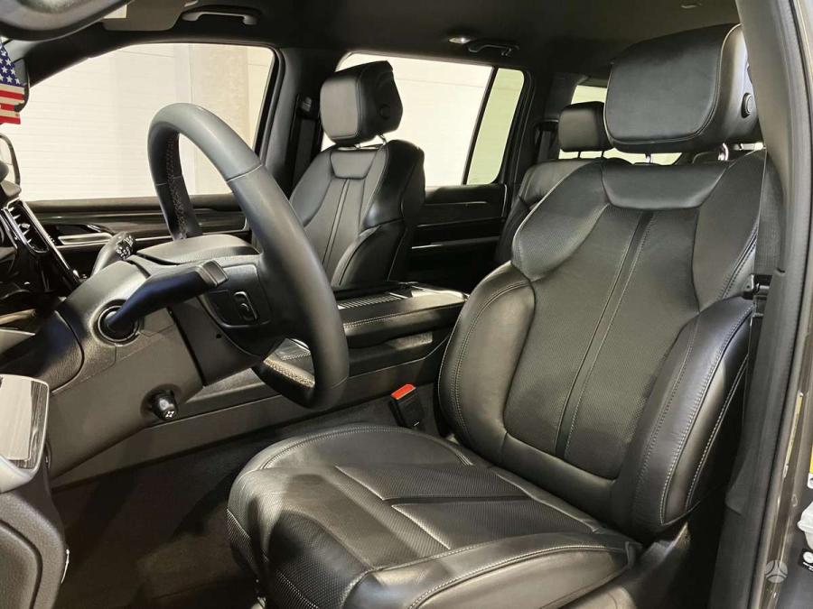 Grey Jeep Wagoneer 2022 in Klaipeda, with an engine capacity of 5.65 L and mileage of 59 thousand km for 46585 €, photo 11 on AUTOMOTO.COM.LV