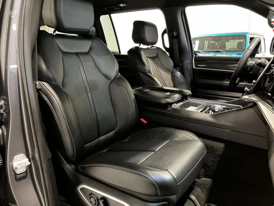 Grey Jeep Wagoneer 2022 in Klaipeda, with an engine capacity of 5.65 L and mileage of 59 thousand km for 46585 €, photo 12 on AUTOMOTO.COM.LV