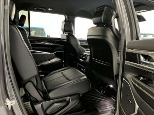 Grey Jeep Wagoneer 2022 in Klaipeda, with an engine capacity of 5.65 L and mileage of 59 thousand km for 46585 €, photo 23 on AUTOMOTO.COM.LV