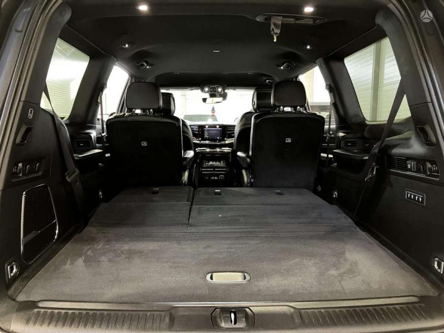 Grey Jeep Wagoneer 2022 in Klaipeda, with an engine capacity of 5.65 L and mileage of 59 thousand km for 46585 €, photo 28 on AUTOMOTO.COM.LV