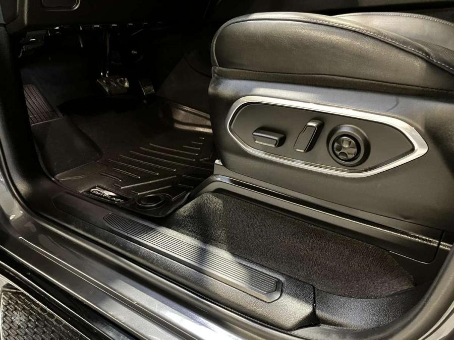Grey Jeep Wagoneer 2022 in Klaipeda, with an engine capacity of 5.65 L and mileage of 59 thousand km for 46585 €, photo 32 on AUTOMOTO.COM.LV