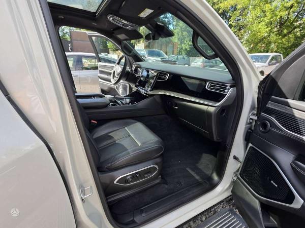 Pelēks Jeep Wagoneer 2022 Viļņa, ar dzinēja tilpumu 5.70 L un nobraukumu 68 tūkst. km par 39999 €, foto 9 vietnē AUTOMOTO.COM.LV
