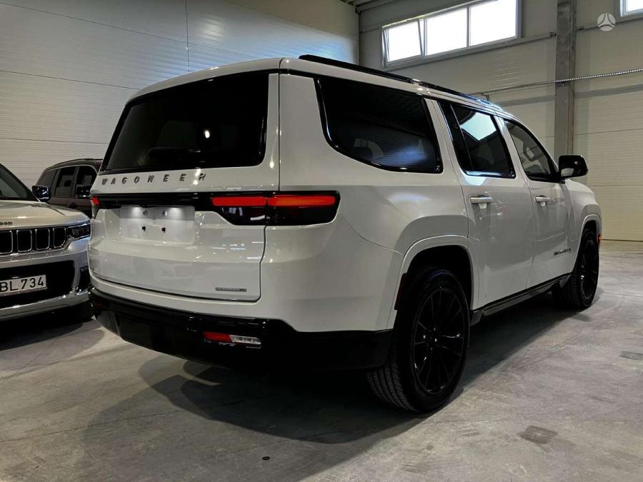 White Jeep Wagoneer 2022 in Klaipeda, with an engine capacity of 5.65 L and mileage of 63 thousand km for 52030 €, photo 6 on AUTOMOTO.COM.LV