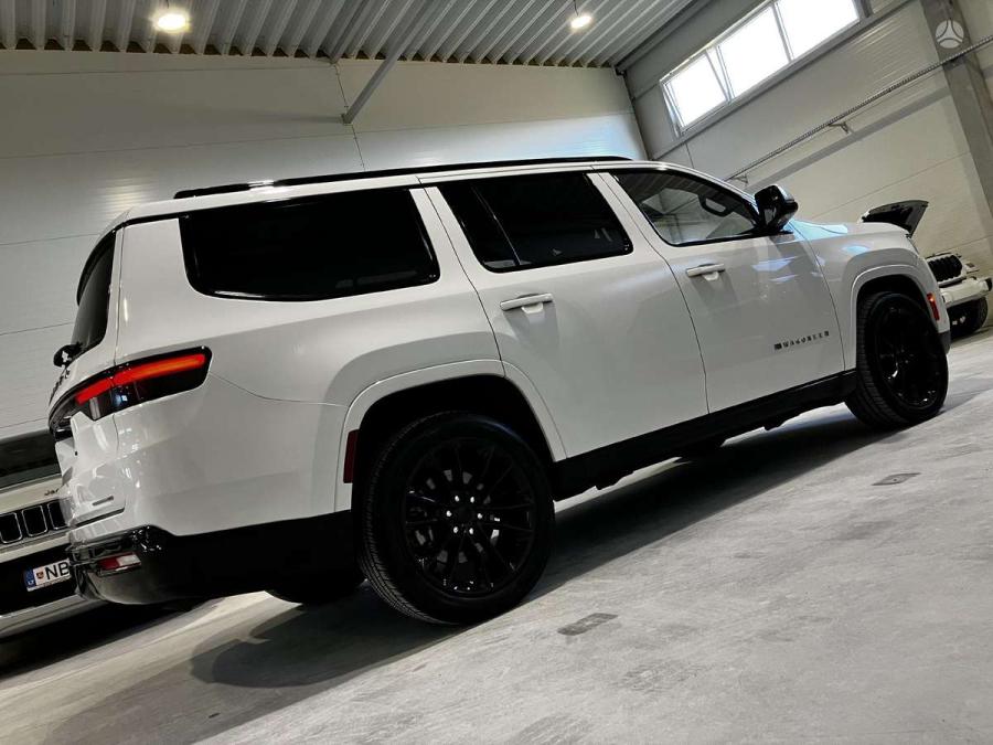 White Jeep Wagoneer 2022 in Klaipeda, with an engine capacity of 5.65 L and mileage of 63 thousand km for 52030 €, photo 35 on AUTOMOTO.COM.LV