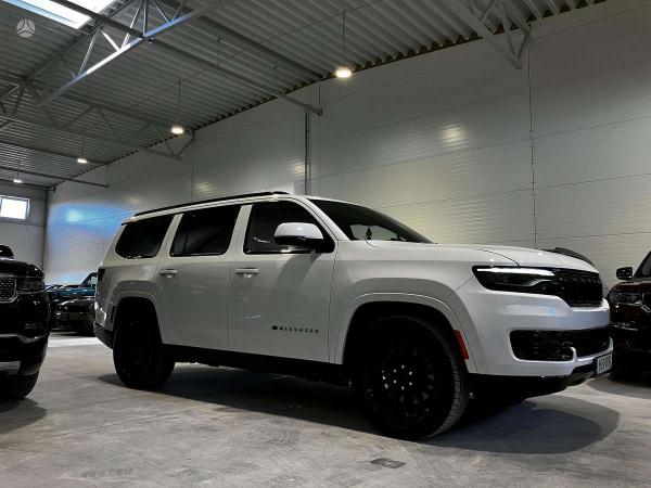 White Jeep Wagoneer 2022 in Klaipeda, with an engine capacity of 5.65 L and mileage of 63 thousand km for 46585 €, photo 3 on AUTOMOTO.COM.LV