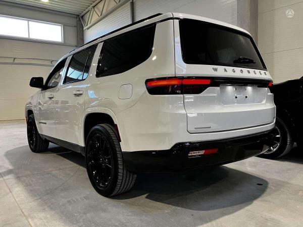 White Jeep Wagoneer 2022 in Klaipeda, with an engine capacity of 5.65 L and mileage of 63 thousand km for 46585 €, photo 5 on AUTOMOTO.COM.LV