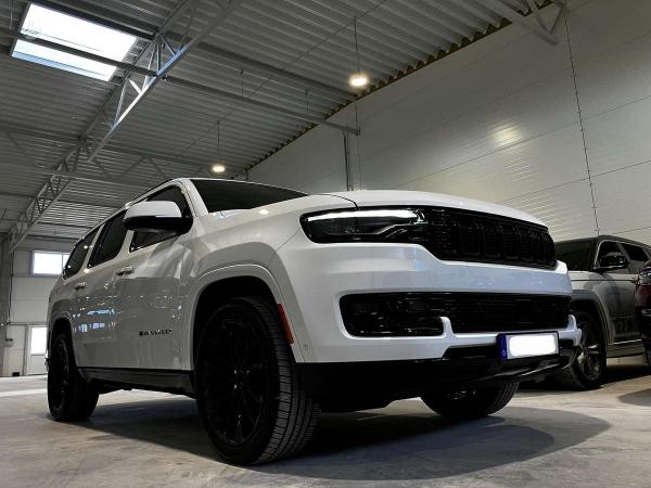 White Jeep Wagoneer 2022 in Klaipeda, with an engine capacity of 5.65 L and mileage of 63 thousand km for 46585 €, photo 10 on AUTOMOTO.COM.LV
