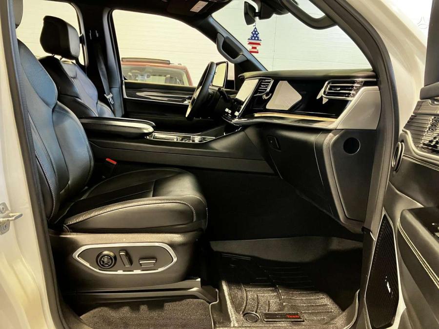 Balts Jeep Wagoneer 2022 Klaipėda, ar dzinēja tilpumu 5.65 L un nobraukumu 63 tūkst. km par 46585 €, foto 14 vietnē AUTOMOTO.COM.LV