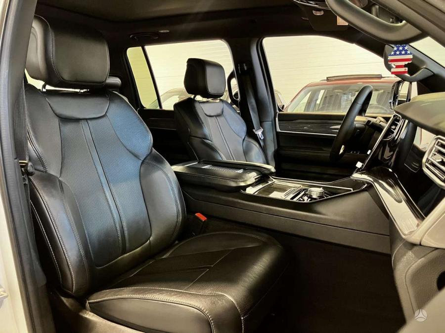 Balts Jeep Wagoneer 2022 Klaipėda, ar dzinēja tilpumu 5.65 L un nobraukumu 63 tūkst. km par 46585 €, foto 16 vietnē AUTOMOTO.COM.LV