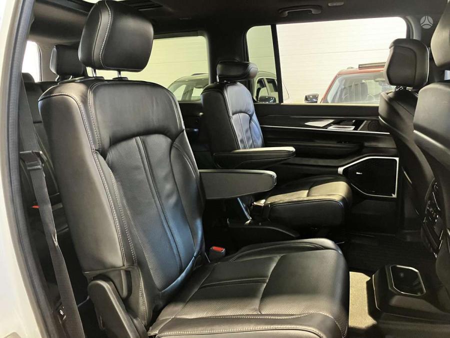 Balts Jeep Wagoneer 2022 Klaipėda, ar dzinēja tilpumu 5.65 L un nobraukumu 63 tūkst. km par 46585 €, foto 18 vietnē AUTOMOTO.COM.LV