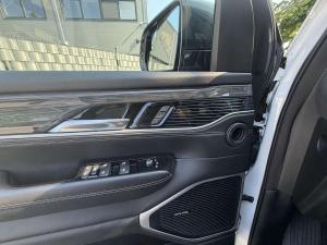 Balts Jeep Wagoneer 2022 Klaipėda, ar dzinēja tilpumu 5.65 L un nobraukumu 87 tūkst. km par 47800 €, foto 15 vietnē AUTOMOTO.COM.LV