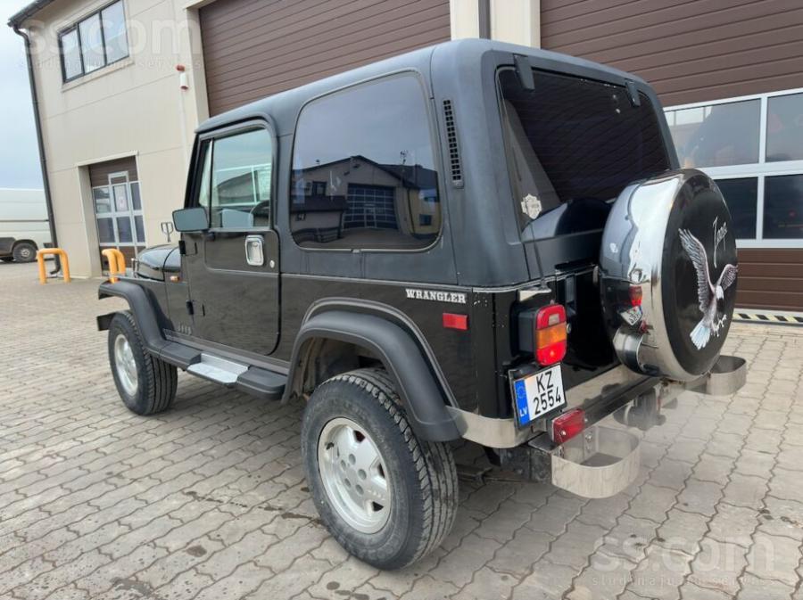 Black Jeep Wrangler 1988 in Jelgava, with an engine capacity of 2.50 L and mileage of 463 thousand km for 10000 €, photo 4 on AUTOMOTO.COM.LV