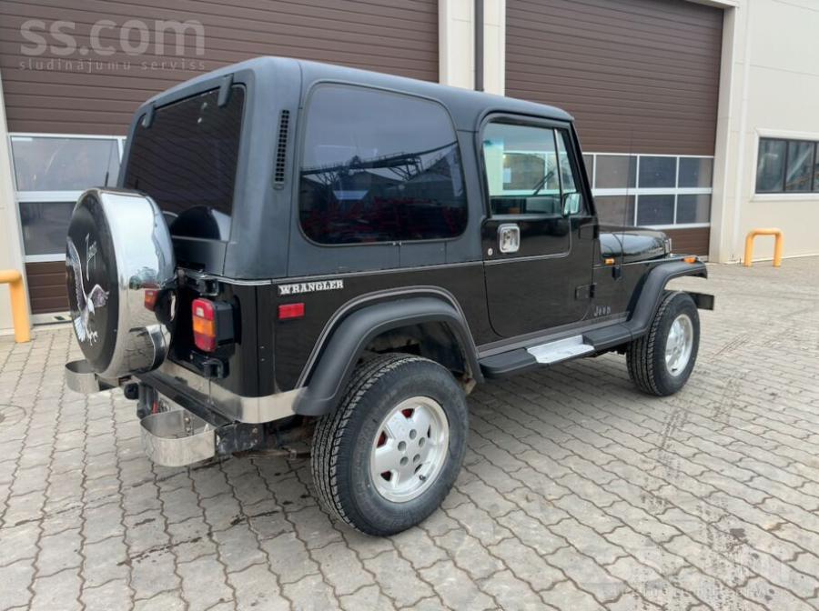 Black Jeep Wrangler 1988 in Jelgava, with an engine capacity of 2.50 L and mileage of 463 thousand km for 10000 €, photo 7 on AUTOMOTO.COM.LV