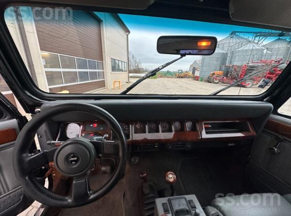 Black Jeep Wrangler 1988 in Jelgava, with an engine capacity of 2.50 L and mileage of 463 thousand km for 10000 €, photo 7 on AUTOMOTO.COM.LV