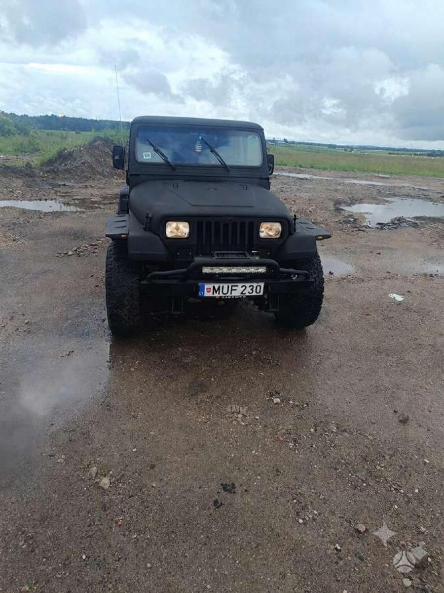 Black Jeep Wrangler 1988 in Silale, with an engine capacity of 4.20 L and mileage of 255 thousand km for 7400 €, photo 3 on AUTOMOTO.COM.LV