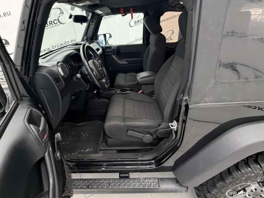 Black Jeep Wrangler 2011 in Vilnius, with an engine capacity of 3.78 L and mileage of 152 thousand km for 16900 €, photo 18 on AUTOMOTO.COM.LV