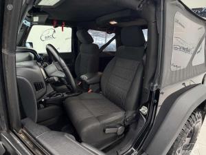 Black Jeep Wrangler 2011 in Vilnius, with an engine capacity of 3.78 L and mileage of 152 thousand km for 16900 €, photo 20 on AUTOMOTO.COM.LV
