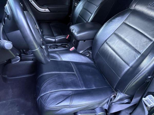 Black Jeep Wrangler 2012 in Vilnius, with an engine capacity of 3.60 L and mileage of 130 thousand km for 17500 €, photo 3 on AUTOMOTO.COM.LV
