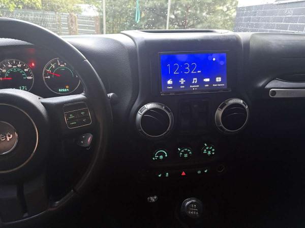 Black Jeep Wrangler 2012 in Vilnius, with an engine capacity of 3.60 L and mileage of 130 thousand km for 17500 €, photo 8 on AUTOMOTO.COM.LV