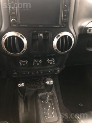 Black Jeep Wrangler 2012 in Riga, with an engine capacity of 2.80 L and mileage of 230 thousand km for 19880 €, photo 8 on AUTOMOTO.COM.LV