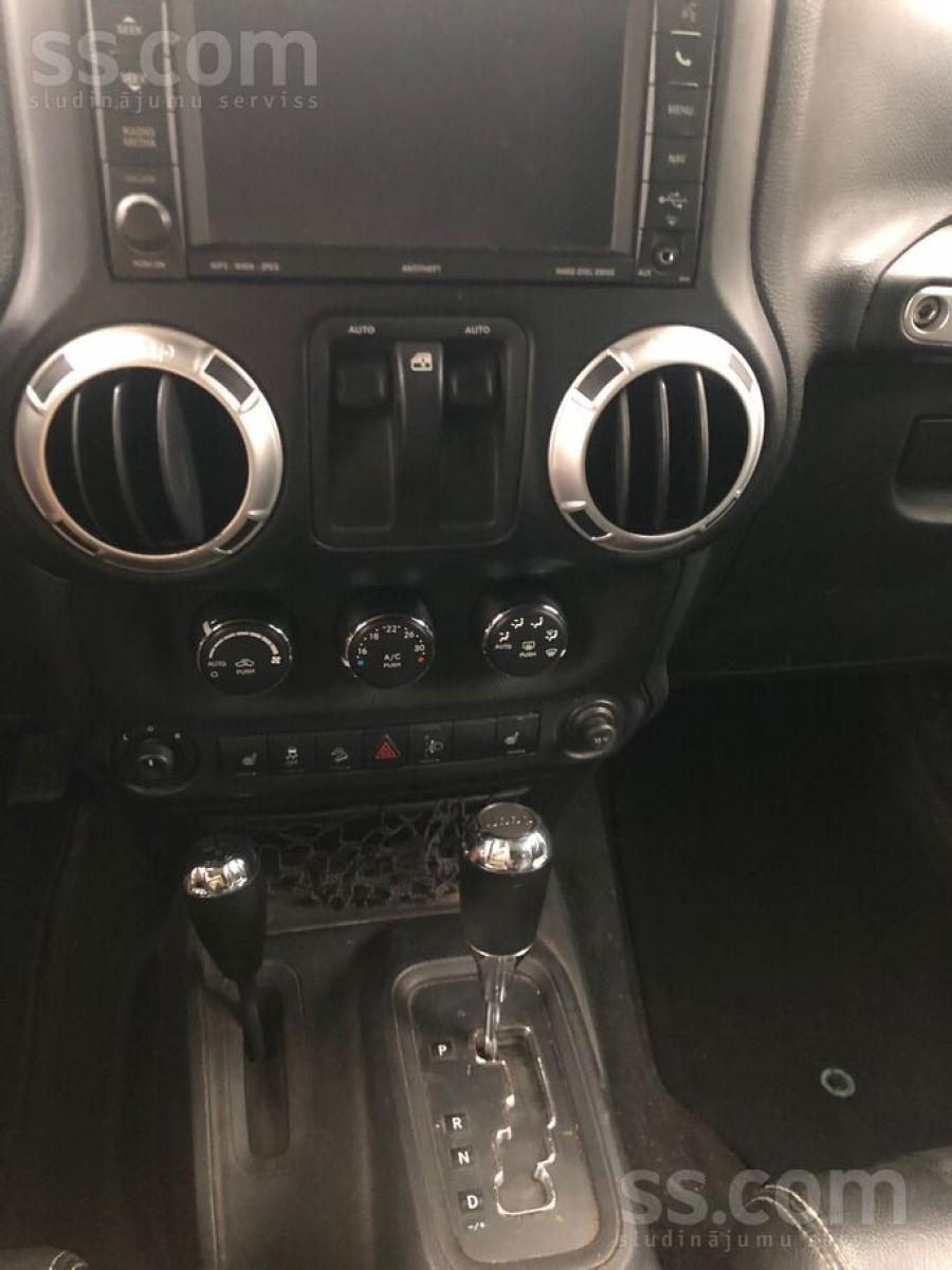 Black Jeep Wrangler 2012 in Riga, with an engine capacity of 2.80 L and mileage of 230 thousand km for 19880 €, photo 8 on AUTOMOTO.COM.LV