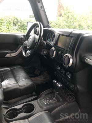 Black Jeep Wrangler 2012 in Riga, with an engine capacity of 2.80 L and mileage of 230 thousand km for 19880 €, photo 12 on AUTOMOTO.COM.LV