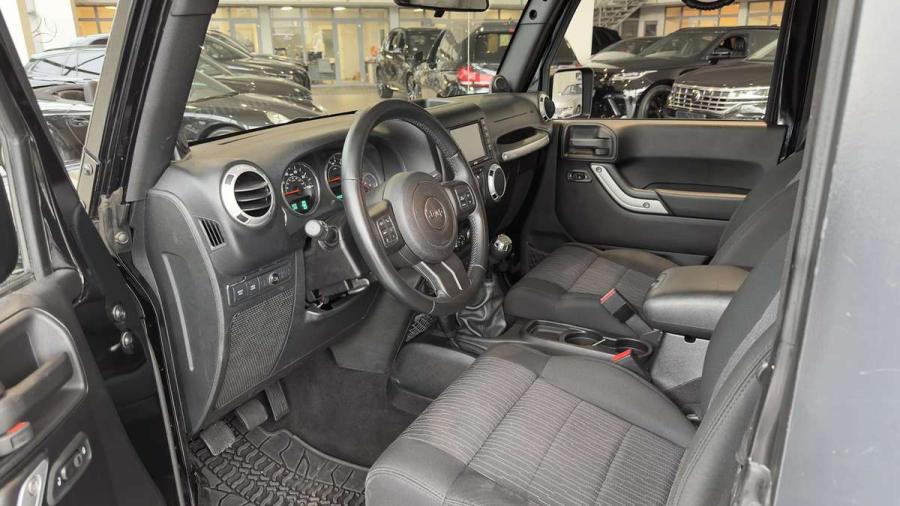Melns Jeep Wrangler 2012 Marijampole, ar dzinēja tilpumu 3.60 L un nobraukumu 101 tūkst. km par 16999 €, foto 24 vietnē AUTOMOTO.COM.LV