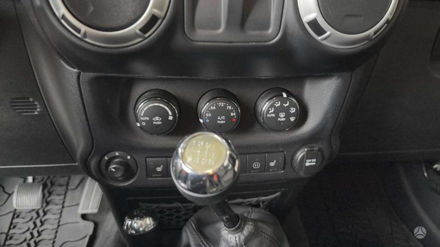 Melns Jeep Wrangler 2012 Marijampole, ar dzinēja tilpumu 3.60 L un nobraukumu 101 tūkst. km par 16999 €, foto 30 vietnē AUTOMOTO.COM.LV
