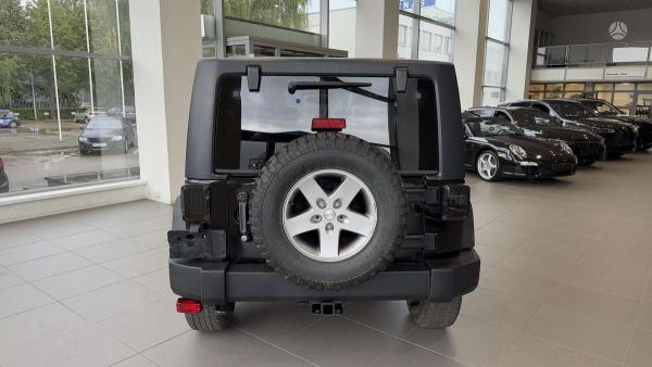 Melns Jeep Wrangler 2012 Marijampole, ar dzinēja tilpumu 3.60 L un nobraukumu 101 tūkst. km par 16999 €, foto 5 vietnē AUTOMOTO.COM.LV