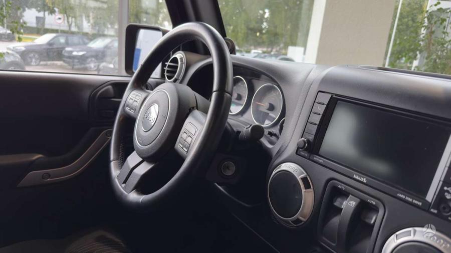 Melns Jeep Wrangler 2012 Marijampole, ar dzinēja tilpumu 3.60 L un nobraukumu 101 tūkst. km par 16999 €, foto 38 vietnē AUTOMOTO.COM.LV