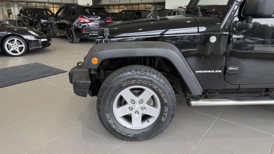 Melns Jeep Wrangler 2012 Marijampole, ar dzinēja tilpumu 3.60 L un nobraukumu 101 tūkst. km par 16999 €, foto 10 vietnē AUTOMOTO.COM.LV