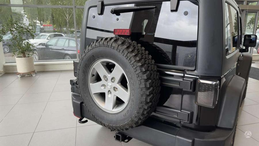 Melns Jeep Wrangler 2012 Marijampole, ar dzinēja tilpumu 3.60 L un nobraukumu 101 tūkst. km par 16999 €, foto 14 vietnē AUTOMOTO.COM.LV
