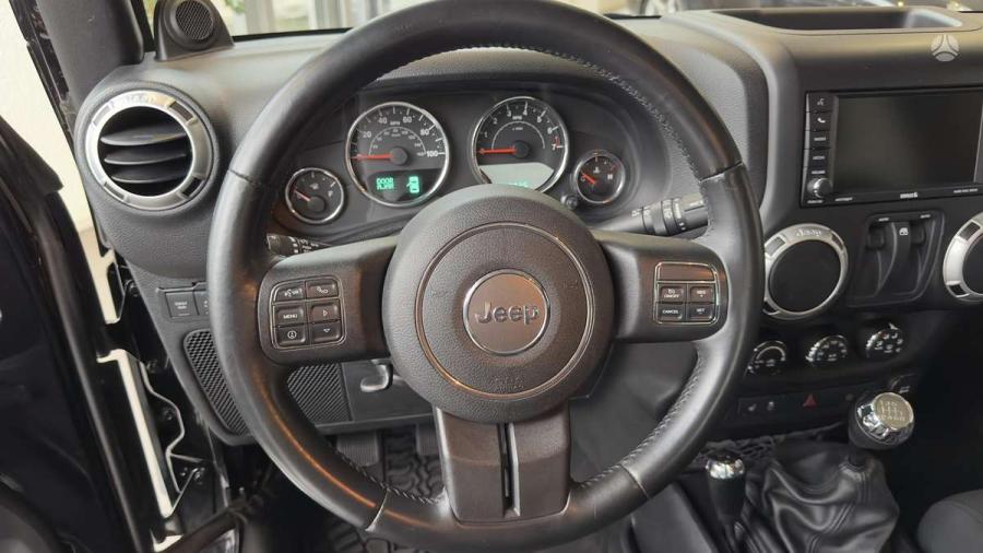 Melns Jeep Wrangler 2012 Marijampole, ar dzinēja tilpumu 3.60 L un nobraukumu 101 tūkst. km par 16999 €, foto 16 vietnē AUTOMOTO.COM.LV