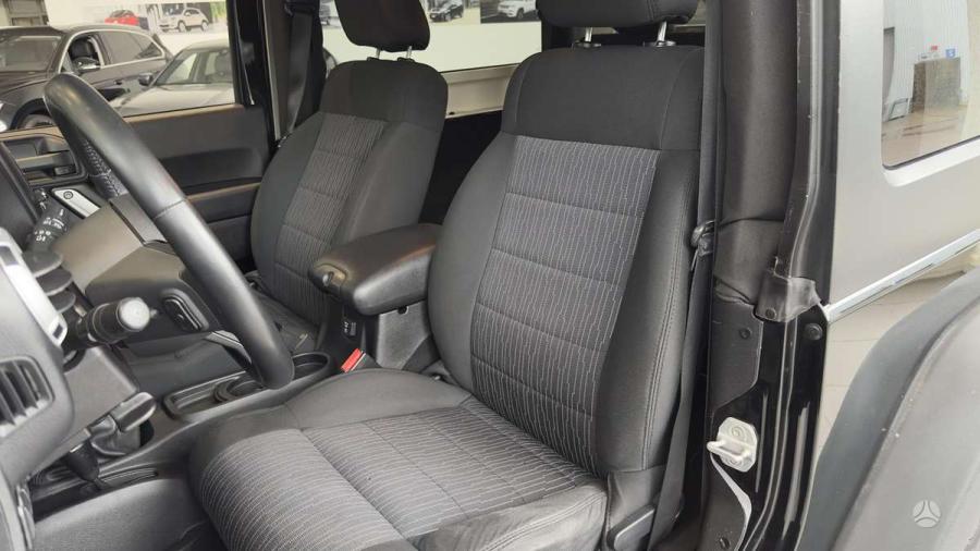 Melns Jeep Wrangler 2012 Marijampole, ar dzinēja tilpumu 3.60 L un nobraukumu 101 tūkst. km par 16999 €, foto 18 vietnē AUTOMOTO.COM.LV