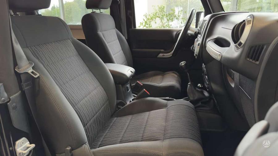 Melns Jeep Wrangler 2012 Marijampole, ar dzinēja tilpumu 3.60 L un nobraukumu 101 tūkst. km par 16999 €, foto 20 vietnē AUTOMOTO.COM.LV
