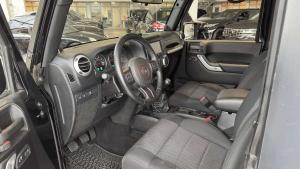 Melns Jeep Wrangler 2012 Marijampole, ar dzinēja tilpumu 3.60 L un nobraukumu 101 tūkst. km par 16999 €, foto 25 vietnē AUTOMOTO.COM.LV