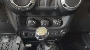 Melns Jeep Wrangler 2012 Marijampole, ar dzinēja tilpumu 3.60 L un nobraukumu 101 tūkst. km par 16999 €, foto 31 vietnē AUTOMOTO.COM.LV