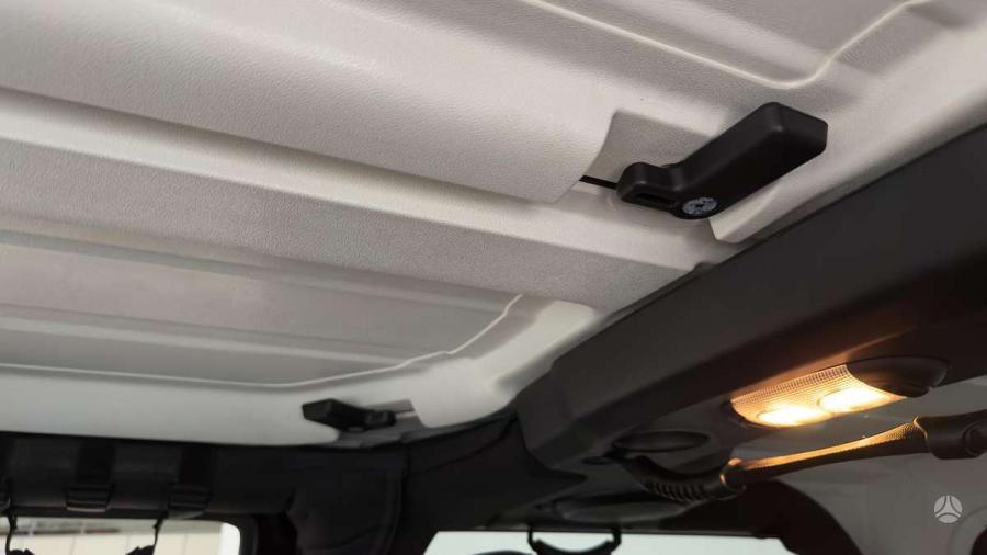 Melns Jeep Wrangler 2012 Marijampole, ar dzinēja tilpumu 3.60 L un nobraukumu 101 tūkst. km par 16999 €, foto 33 vietnē AUTOMOTO.COM.LV