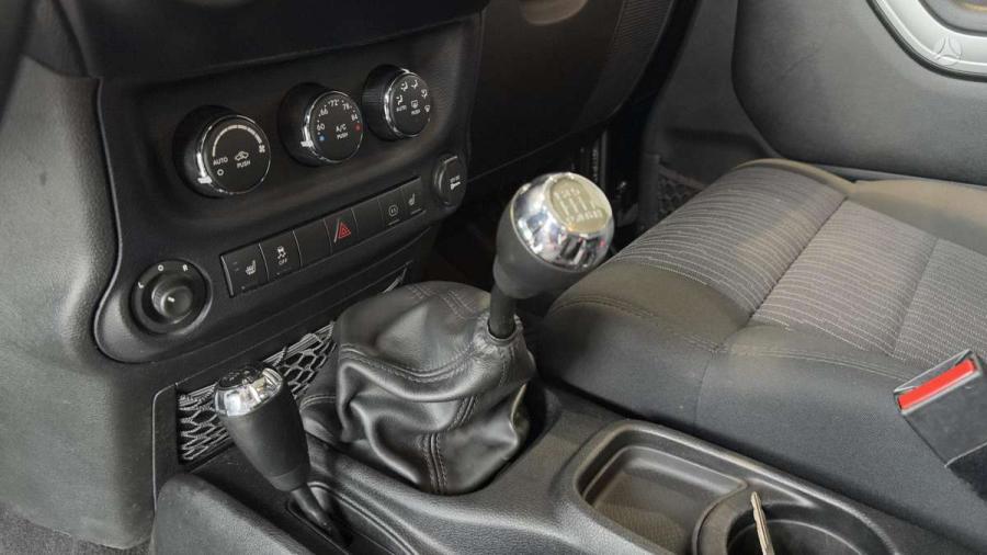Melns Jeep Wrangler 2012 Marijampole, ar dzinēja tilpumu 3.60 L un nobraukumu 101 tūkst. km par 16999 €, foto 37 vietnē AUTOMOTO.COM.LV