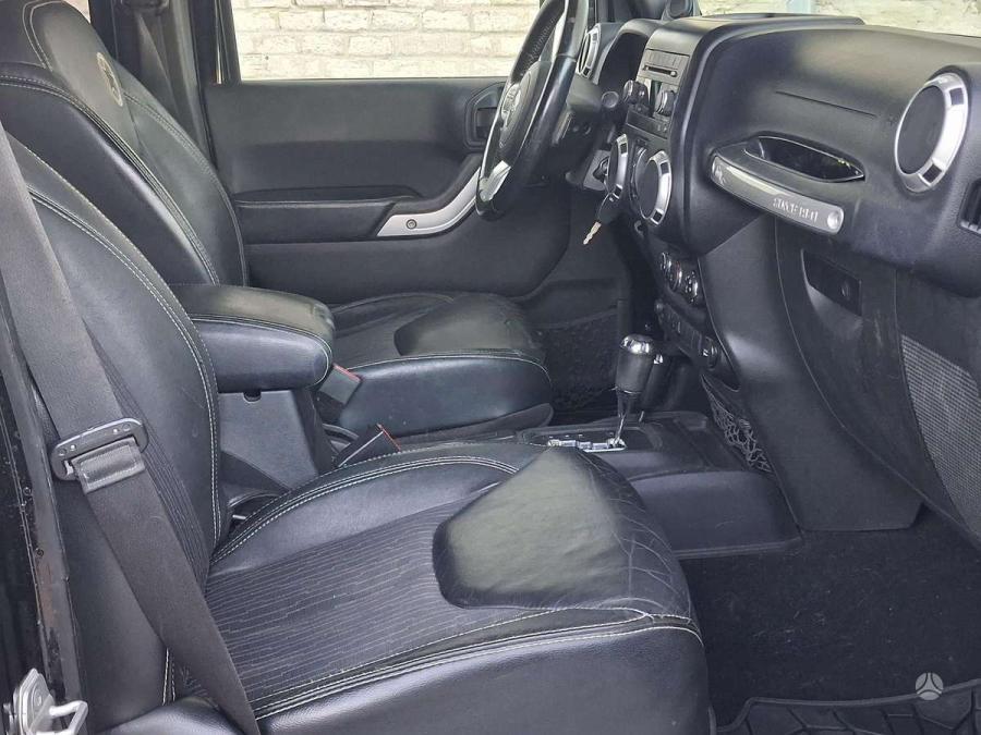 Black Jeep Wrangler 2013 in Klaipeda, with an engine capacity of 3.60 L and mileage of 206 thousand km for 12200 €, photo 12 on AUTOMOTO.COM.LV