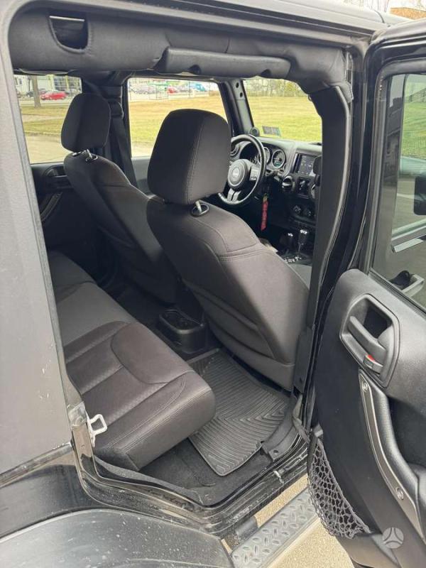 Melns Jeep Wrangler 2014 Alīta, ar dzinēja tilpumu 3.60 L un nobraukumu 130 tūkst. km par 17555 €, foto 11 vietnē AUTOMOTO.COM.LV